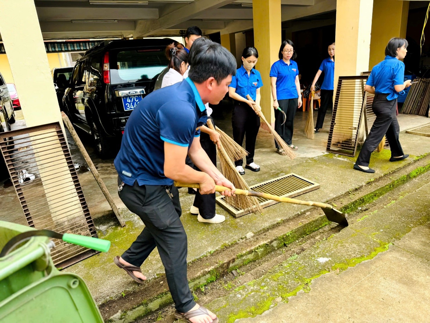 Chi đoàn Tòa án tổ chức hoạt động “Ngày Chủ Nhật Xanh” – chung tay vì môi trường xanh, sạch, đẹp.